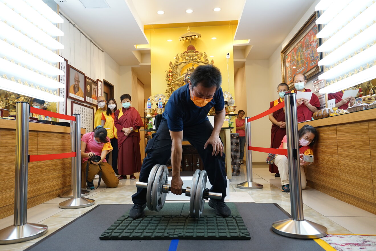 手握上金剛槓前那霎那 腦中突然出現開初教尊的樣子 竟提起200磅的金剛槓 全身輕鬆喜悅莫名 世界佛教正心會